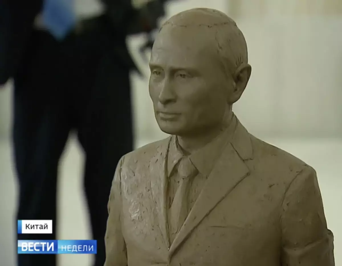 Si Jinspin nthuav tawm Putin Putin's Statuette. Thiab gusli.