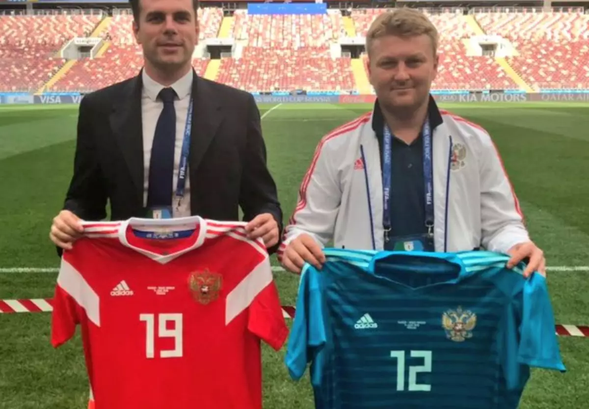 Penjaga gol pasukan kebangsaan Rusia akan berada dalam bentuk hijau ... Oh, biru!