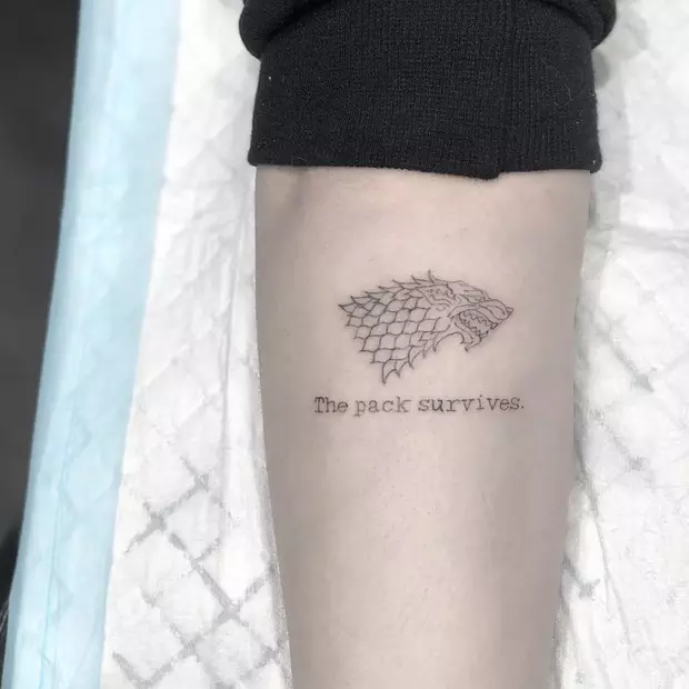 Ang SsaSa Stark nga hubo usa ka brutal nga tattoo, ug ang mga fans sa 