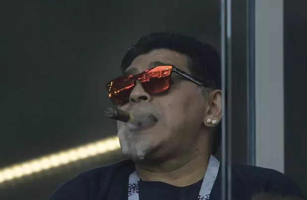 "Racist! Paninigarilyo! " Maradona sa World Championships sa Russia Hung sa dalawang iskandalo