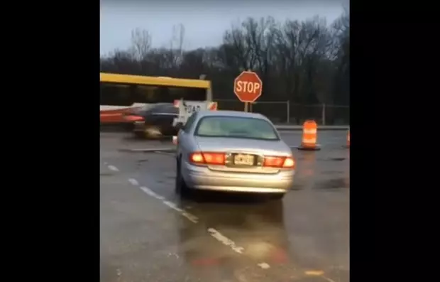 Een onverwacht ontwaakte chauffeur vernietigde het teken, reed in het tegenovergestelde en stortte neer in een pilaar. Bruine video