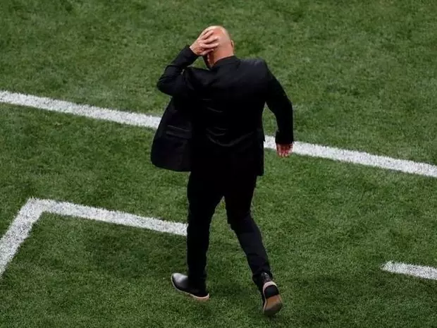 Foto No. 1 - L'allenatore della squadra di Argentina per il gioco spaventato ha una bottiglia in testa!