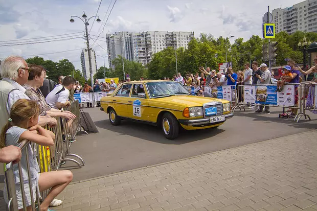 Maljunuloj estas reproduktantaj motoroj: Rally Classic Cars tondris en Moskvo