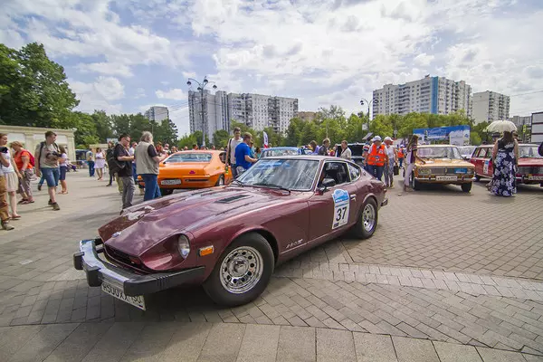 Les vieillards sont des moteurs à élevage: les voitures classiques de rallye tonnaient à Moscou 21214_4