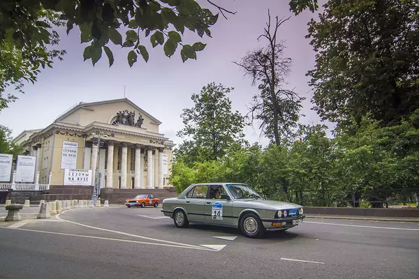 Les vieillards sont des moteurs à élevage: les voitures classiques de rallye tonnaient à Moscou 21214_5