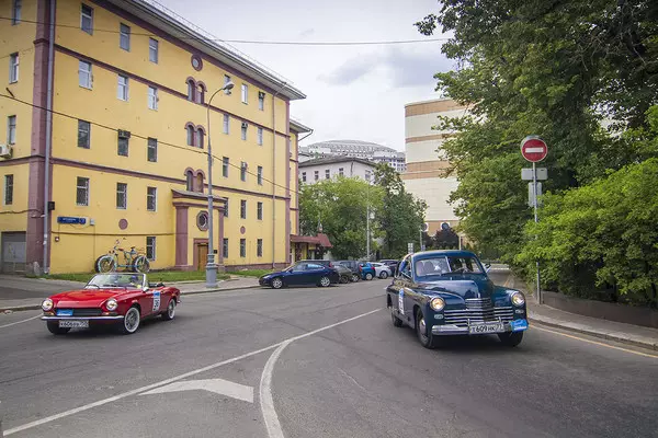 Les vieillards sont des moteurs à élevage: les voitures classiques de rallye tonnaient à Moscou 21214_7