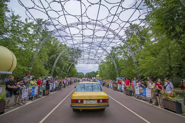 Les vieillards sont des moteurs à élevage: les voitures classiques de rallye tonnaient à Moscou 21214_8