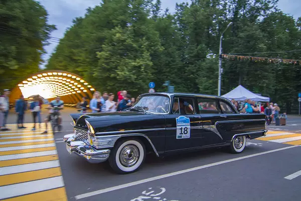 Les vieillards sont des moteurs à élevage: les voitures classiques de rallye tonnaient à Moscou 21214_9