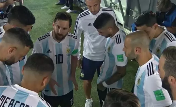 Leo Messi pasis la klingon de la tranĉilo kaj preskaŭ falis en la abismon. Sed postvivis!