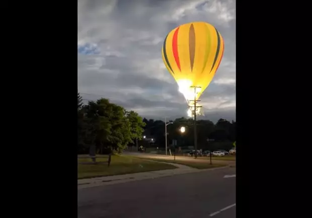 Balonul este prăbușit în cadrul puterii și este etichetat urgent în lac! Video impresionant