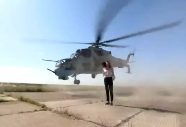 El periodista pel bé d'un marc espectacular es va situar en un helicòpter de combat, i gairebé la va demolir!