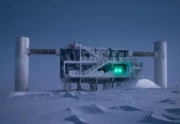 Tantaran'ny sary iray: Fanekantoana Neutrino ao amin'ny Pole Atsimo, 2013