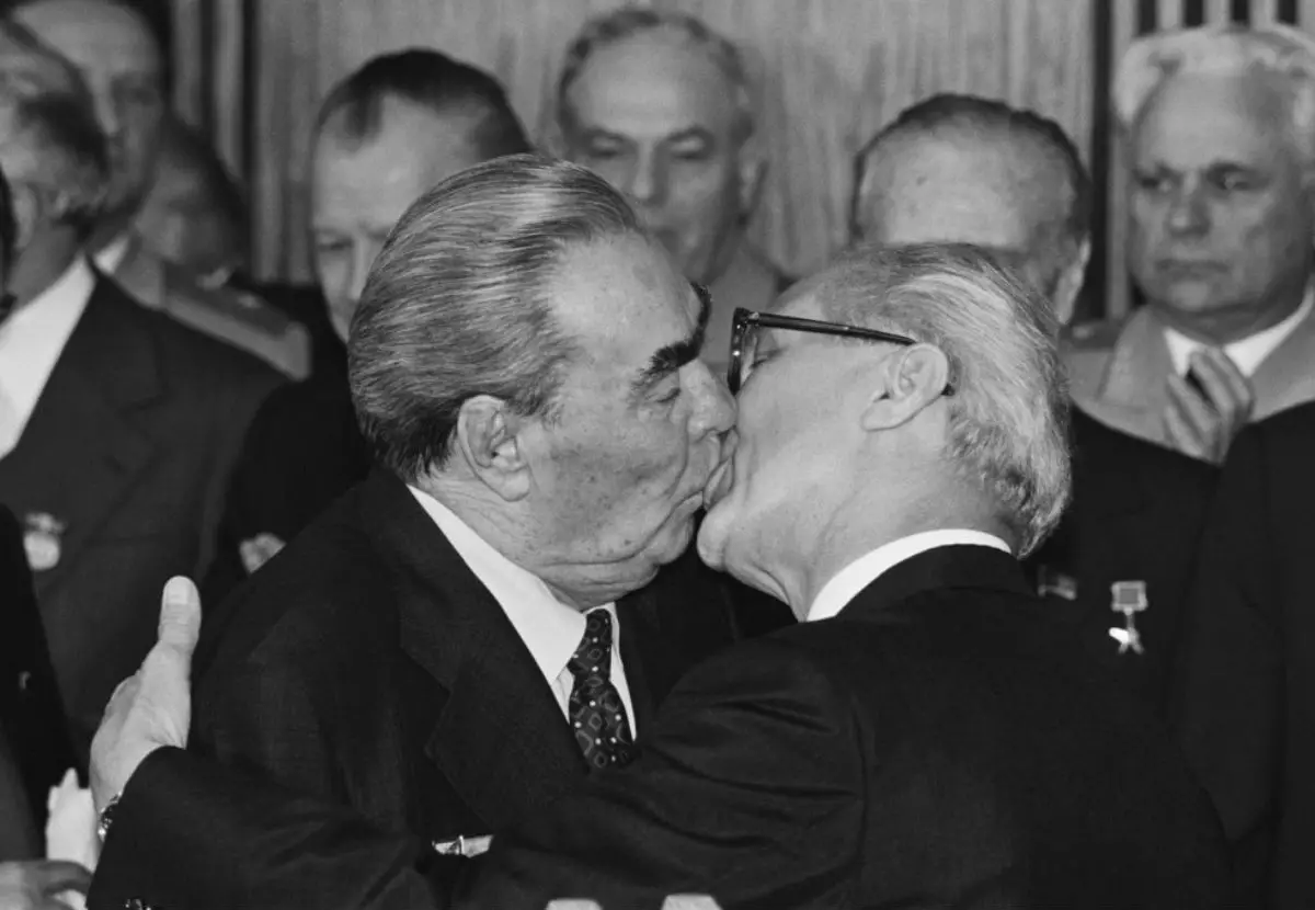 تقبيل كيف brezhnev!