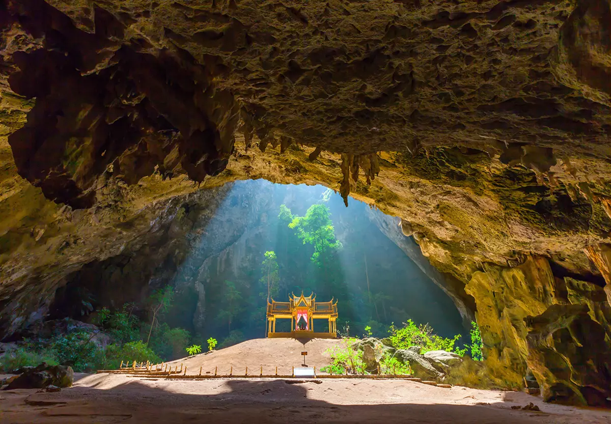 Place of the day: Huge Cars Cave Praia Fall in Thailand