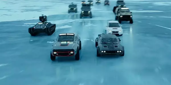 Хаста аз supercars? Ин аст як Supertank барои шаҳрвандӣ 22418_5