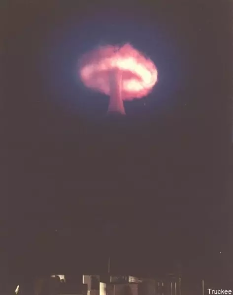 Labortablo MizantroPropa: Koloraj fotoj de atomaj eksplodoj de la 1940-1960-aj jaroj 22518_22