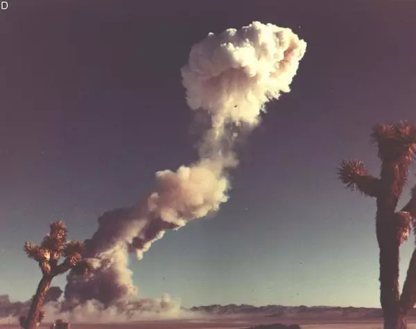 Labortablo MizantroPropa: Koloraj fotoj de atomaj eksplodoj de la 1940-1960-aj jaroj 22518_5