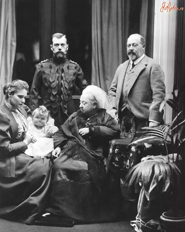 Queen Victoria, Eduard VII, Nicholas II og Alexander Fedorovna med datteren hennes