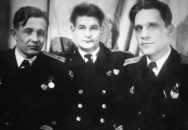 Géint Frënn - Tracy Offizéier T-116 (lénks no riets): Senior Leitnant A.P. Chubarov, Sheutenant Captain V.A. Babanov a Senior Ligenerant A.I. Metan, Kommandant vum BCH-5 Trawler T-113