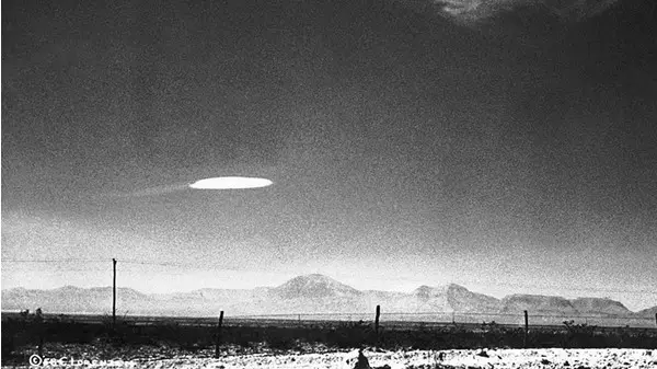 UFO суреттері «Photoshop» ойлап тапқанға дейін не пайда болды (16 мысал) 22783_5