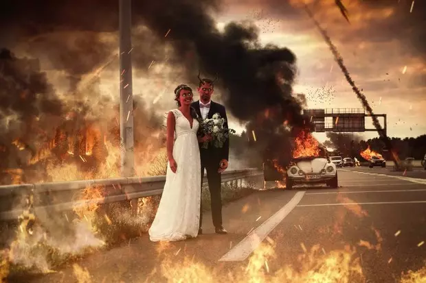 Newlyweds, starred against the background of a burning car, became the heroes of the incendiary photo