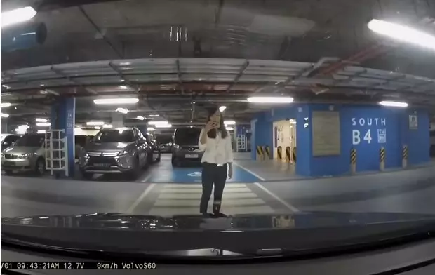 Picture №1 - The girl ashamed the driver for the inability to park. But it seems that she has problems with parking (video)