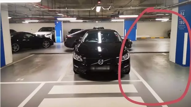 Foto №4 - Het meisje schaamde de bestuurder voor het onvermogen om te parkeren. Maar het lijkt erop dat ze problemen heeft met parkeren (video)