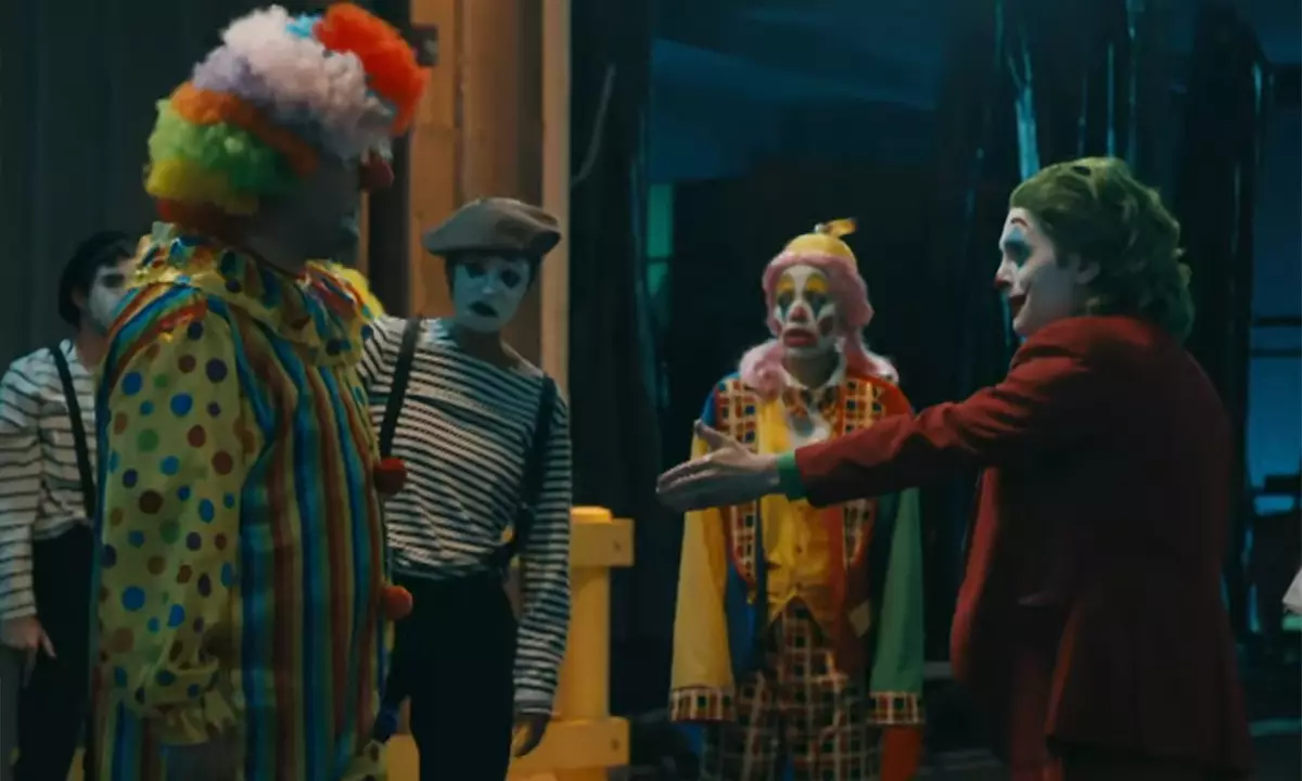 Clowns iscenesatt en masse brawl i en satirisk video viet til filmene "joker" og "det" (video)