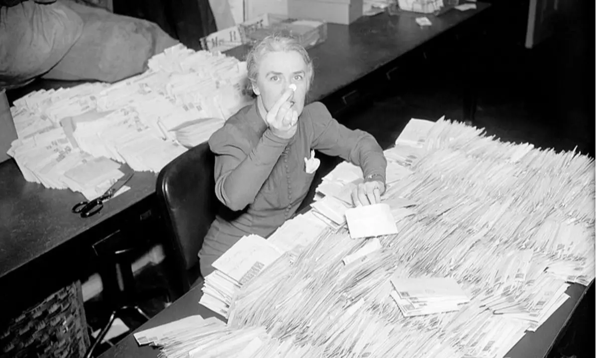 History of one photo: Secretary of Franklin President Roosevelt with 30 thousand collected over the day of coins, January 1938