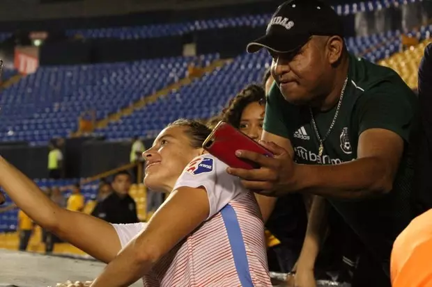 Foto №1 - Fan Pane jalgpallur oma rinnale selfie ja makstud