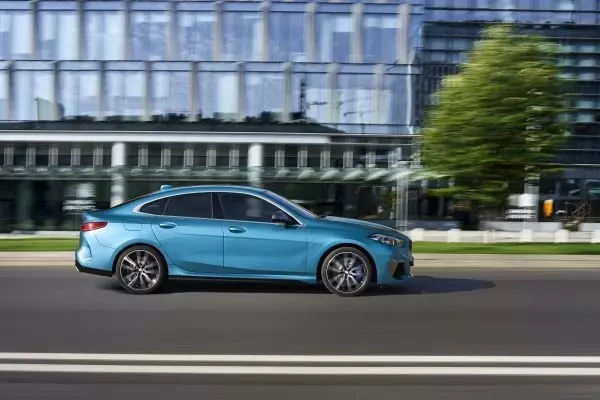 Интернет тарроҳии BMW навро қадр накард 24054_13