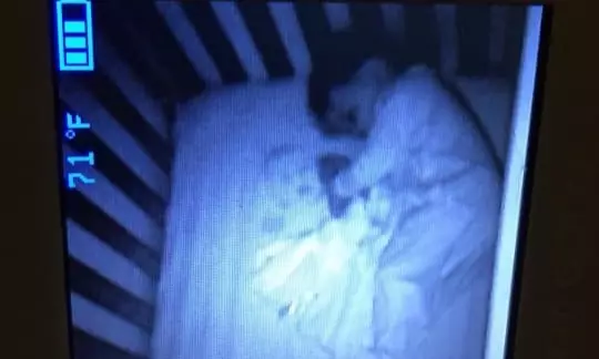 Di satengahing poto "Budak Hantu", anu matak sieun ku ibu, henteu sareng damn sareng paranormal