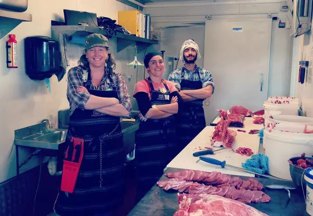 Vegan dari Australia tidak dapat berdiri dan mencuba burger. Sekarang dia seorang tukang daging