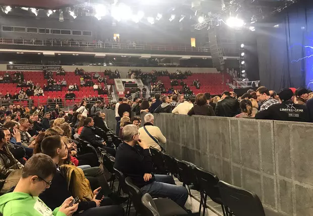 Nan Yekaterinburg, odyans lan peye pou VIP-sit nan eskòpyon konsè a, epi yo te plante figi nan miray la (foto)