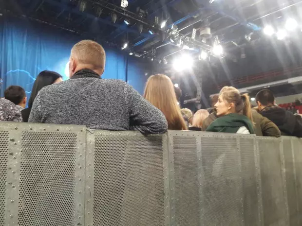 Photo №2 - In Yekaterinburg, the audience paid for VIP-space to the SCORPONS concert, and they were planted face to the wall (photo)