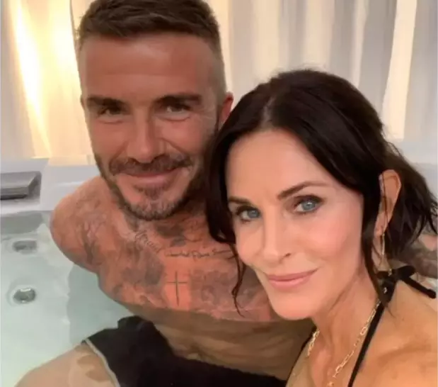 Şəkil Nömrəsi 1 - Courtney Cox, David Beckham ilə Jakuzi-dən fotolar qoydu