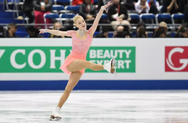 FOTO NUMMER 4 - dat ús figuer reade taret op 'e Grand Prix-poadium yn Frankryk