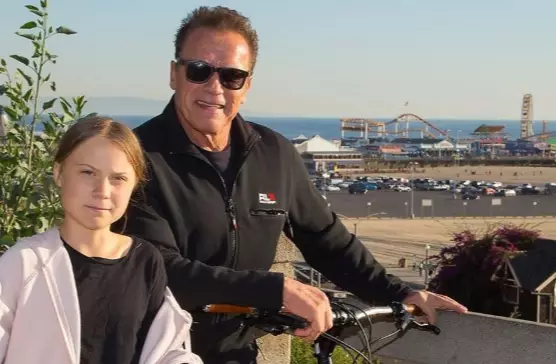 Foto №1 - Arnold Schwarzenegger digulung di sekeliling basikal dengan Greta Tunberg