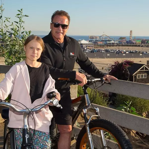 Arnold Schwarzenegger dilancarkan pada basikal dengan Greta Tunberg 25882_5