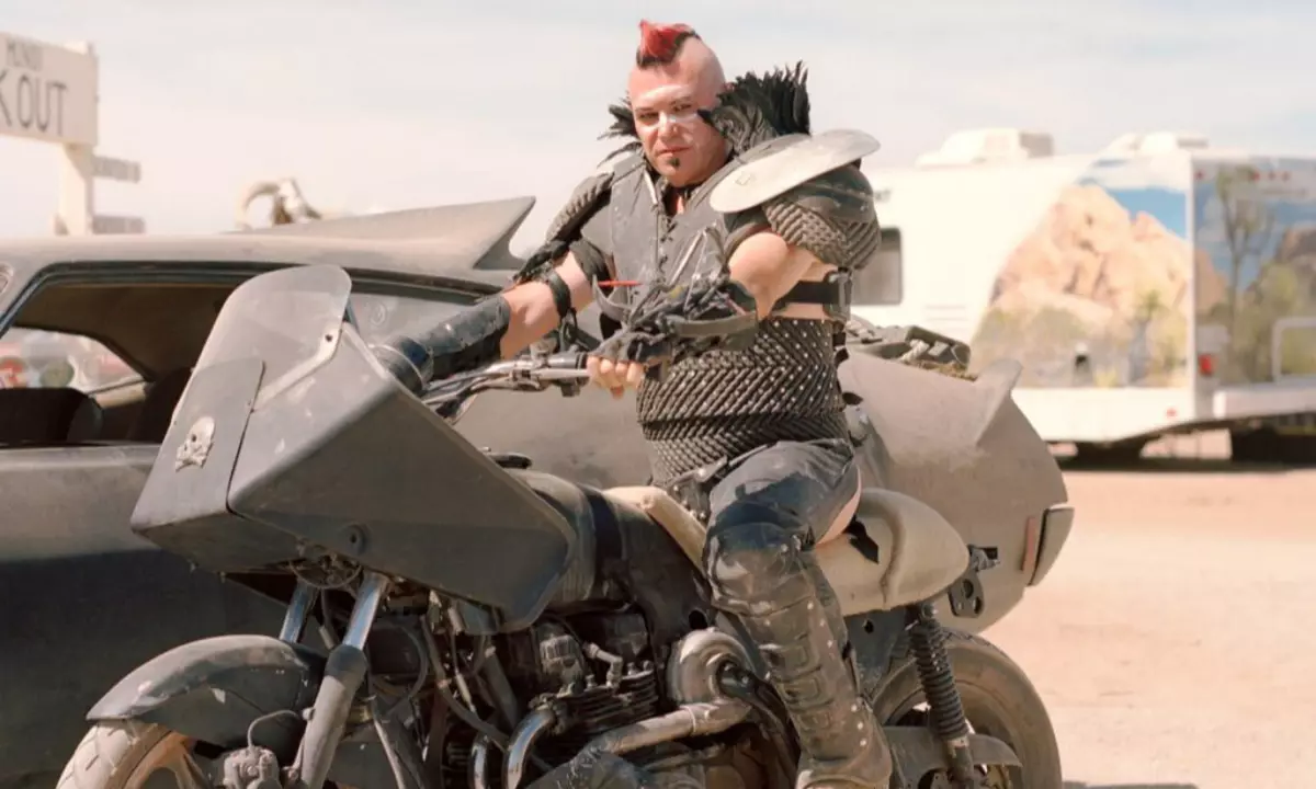 Qhov no yog li cas cov postpocalipsis kev ua koob tsheej nyob rau hauv "Mad Max" hauv California (Gallery)