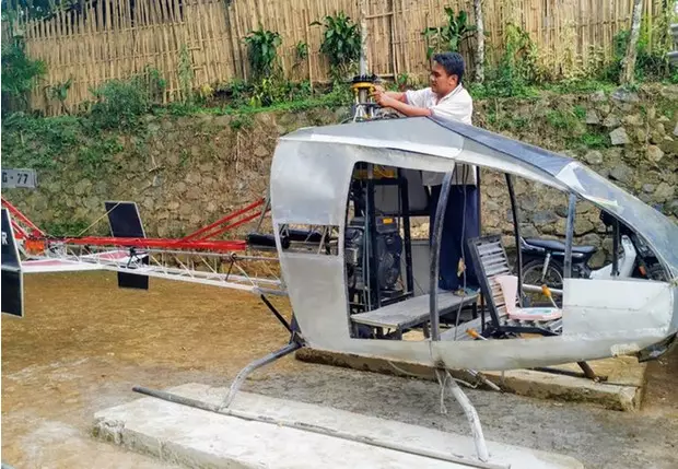 Foto №1 - cilvēks no Indonēzijas tik noguris no spraudņiem, ko viņš no nulles uzcēla pats helikopteru (video)