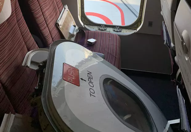 In Tailandia, un passeggero pazzo prima della partenza lacrime la porta dall'aereo (foto)