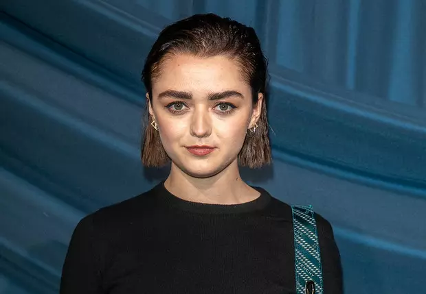 Star "Cluichí Thrones" MACEY Williams réalta sa tsraith nua "dhá sheachtain den saol eile," agus is é seo an chéad lámhaigh de