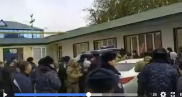 Nuotrauka №1 - Dagestano moterys bandė imtis Gazprom biuro užpuolimo dėl šildymo kokybės