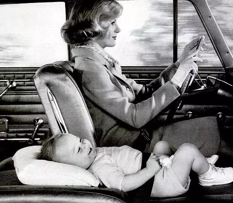 Photo numéro 1 - "Cher, j'ai attaché les enfants!": Quelles étaient les chaises des enfants il y a un demi-siècle (12 périphériques étranges)