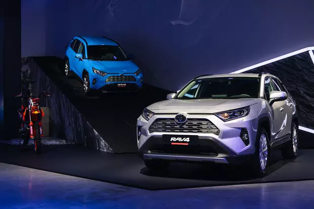 Photo №1 - Toyota Rav4 အသစ်ကိုမော်စကိုတွင်တင်ပြသည်