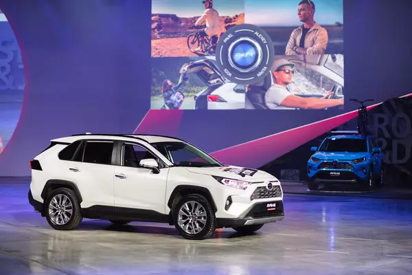 ក្រុមហ៊ុន Toyota RAV4 ថ្មីត្រូវបានបង្ហាញនៅទីក្រុងមូស្គូ 27626_3