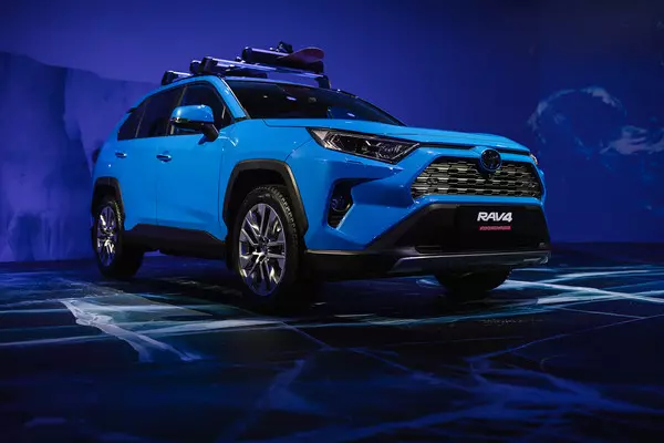 ក្រុមហ៊ុន Toyota RAV4 ថ្មីត្រូវបានបង្ហាញនៅទីក្រុងមូស្គូ 27626_6