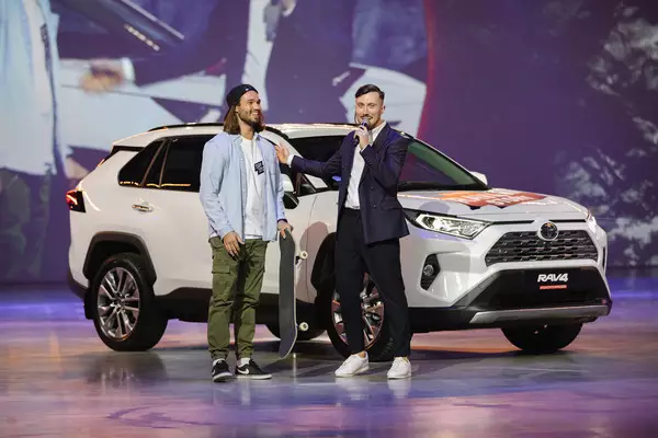 ក្រុមហ៊ុន Toyota RAV4 ថ្មីត្រូវបានបង្ហាញនៅទីក្រុងមូស្គូ 27626_8