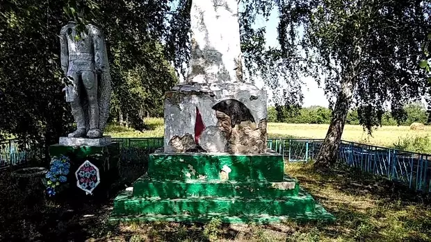Фото №2 - У Мордовії пам'ятник загиблим у Великій Вітчизняній війні відреставрували сайдингом, але після обурення жителів обіцяли все переробити (фото)